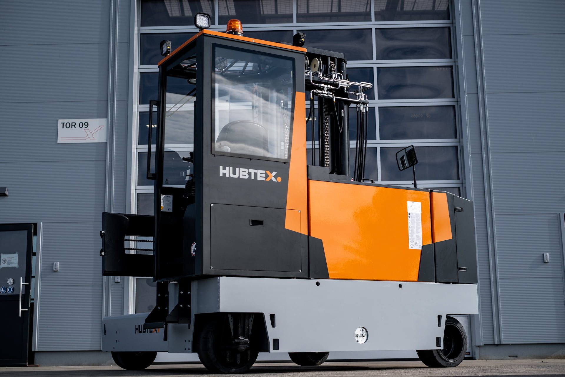 LogiMAT: The Manoeuvrable Electric Multidirectional Forklift